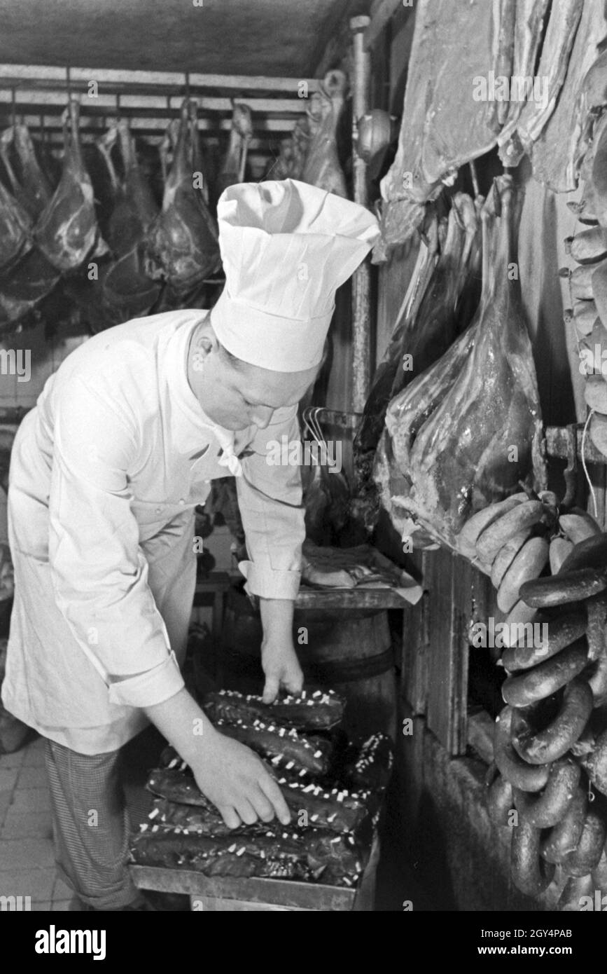 Ein Koch beim Fleisch im Kühlraum in der Küche einer Gaststätte ...