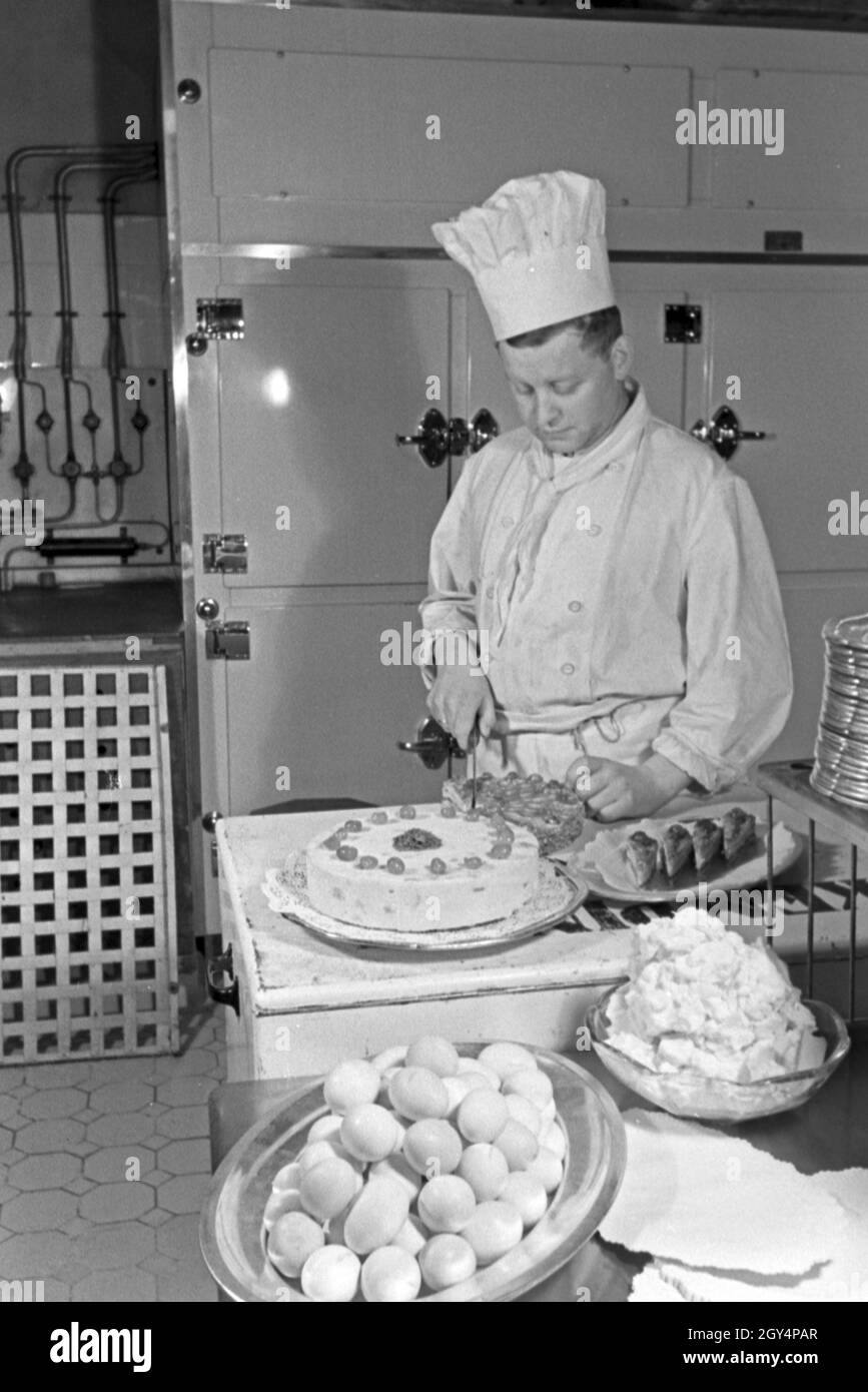 1930s chefs with cakes hi-res stock photography and images - Alamy