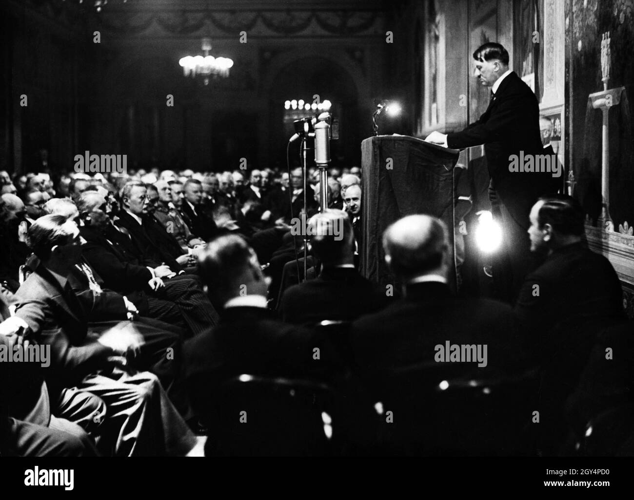 Adolf hitler giving a speech hi-res stock photography and images - Alamy