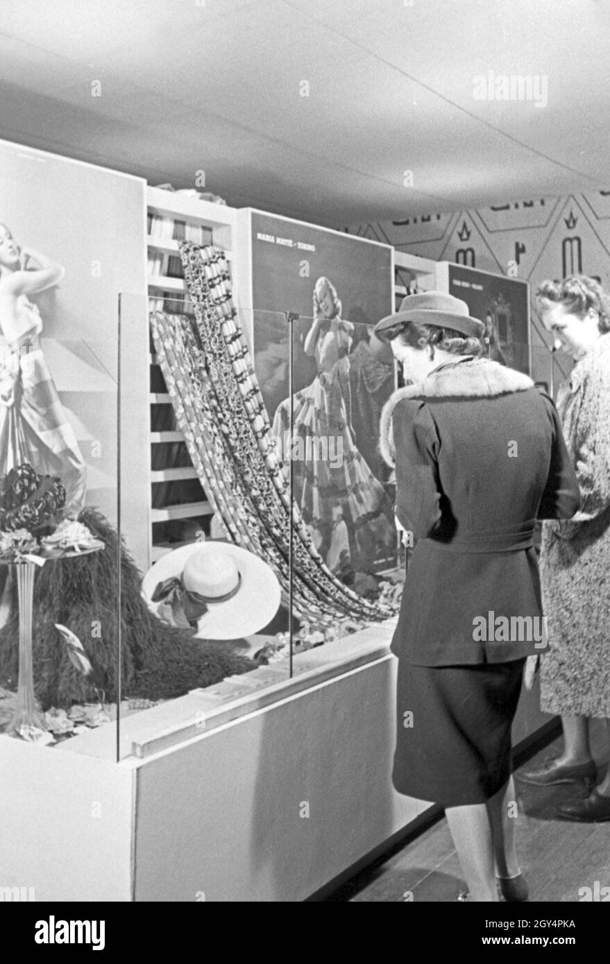 Die Damen bleiben natürlich stehen am Messestand der Modeschöpferin ...