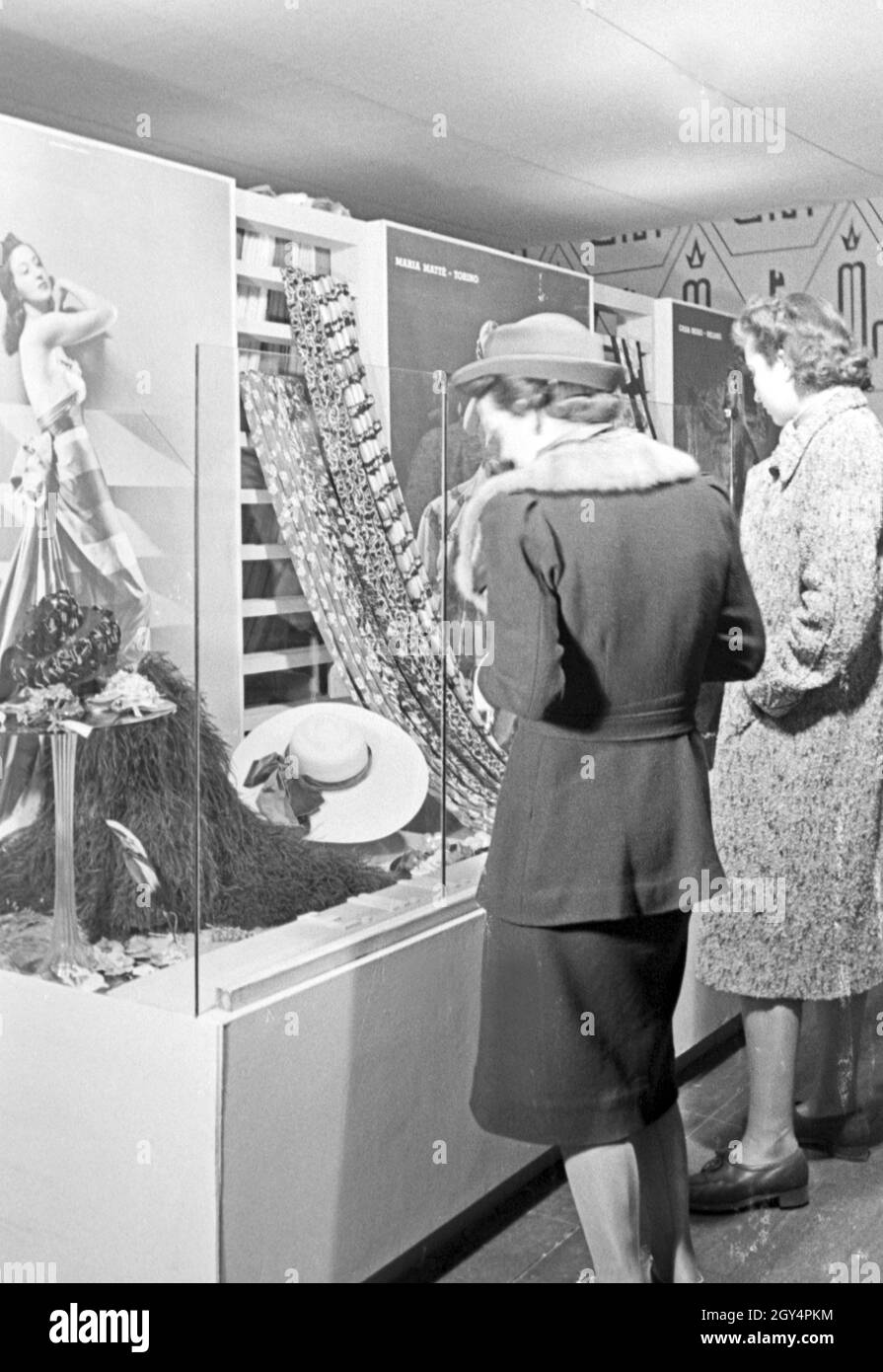 Die Damen bleiben natürlich stehen am Messestand der Modeschöpferin ...