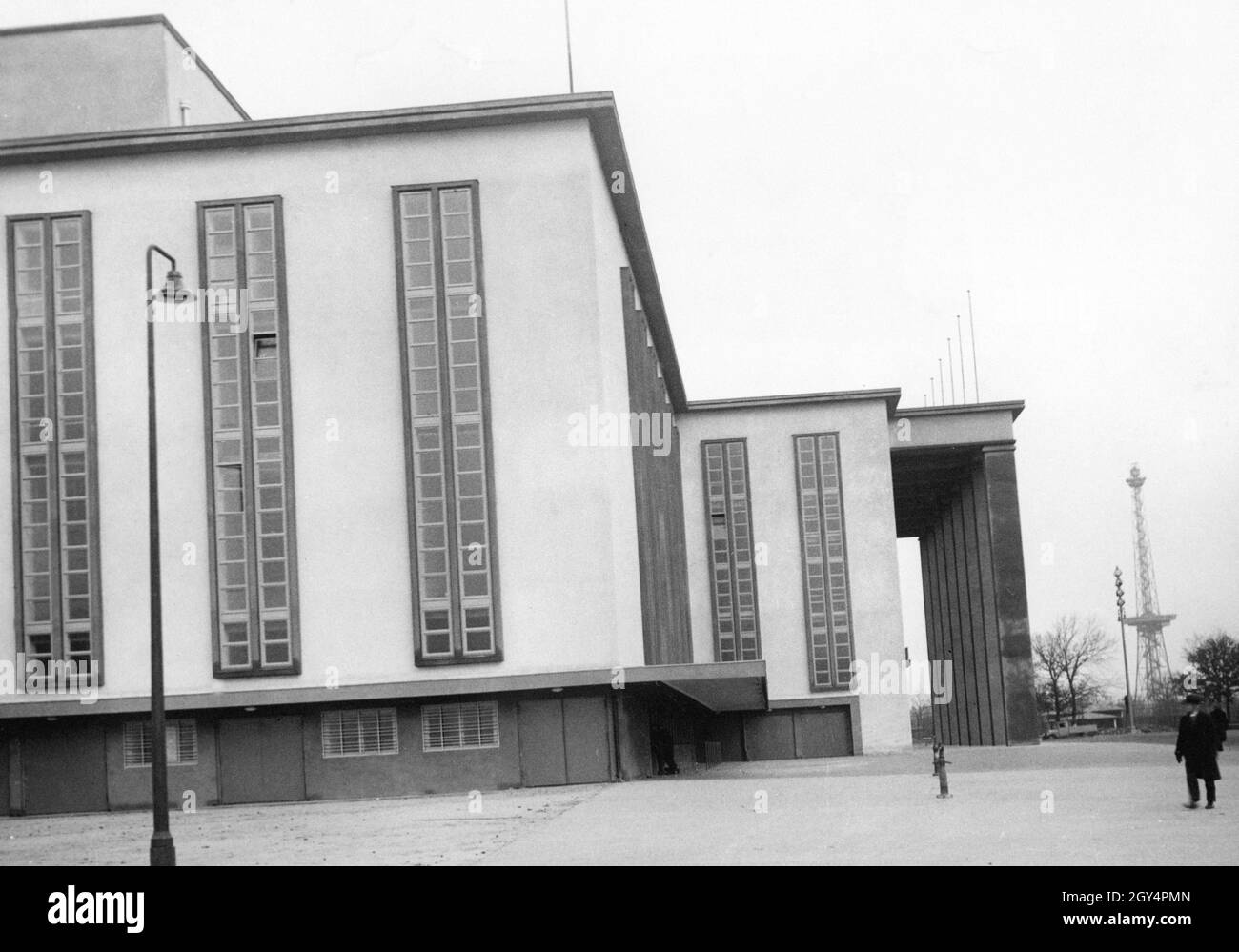 The photograph shows the newly built Deutschlandhalle in Berlin-Westend ...
