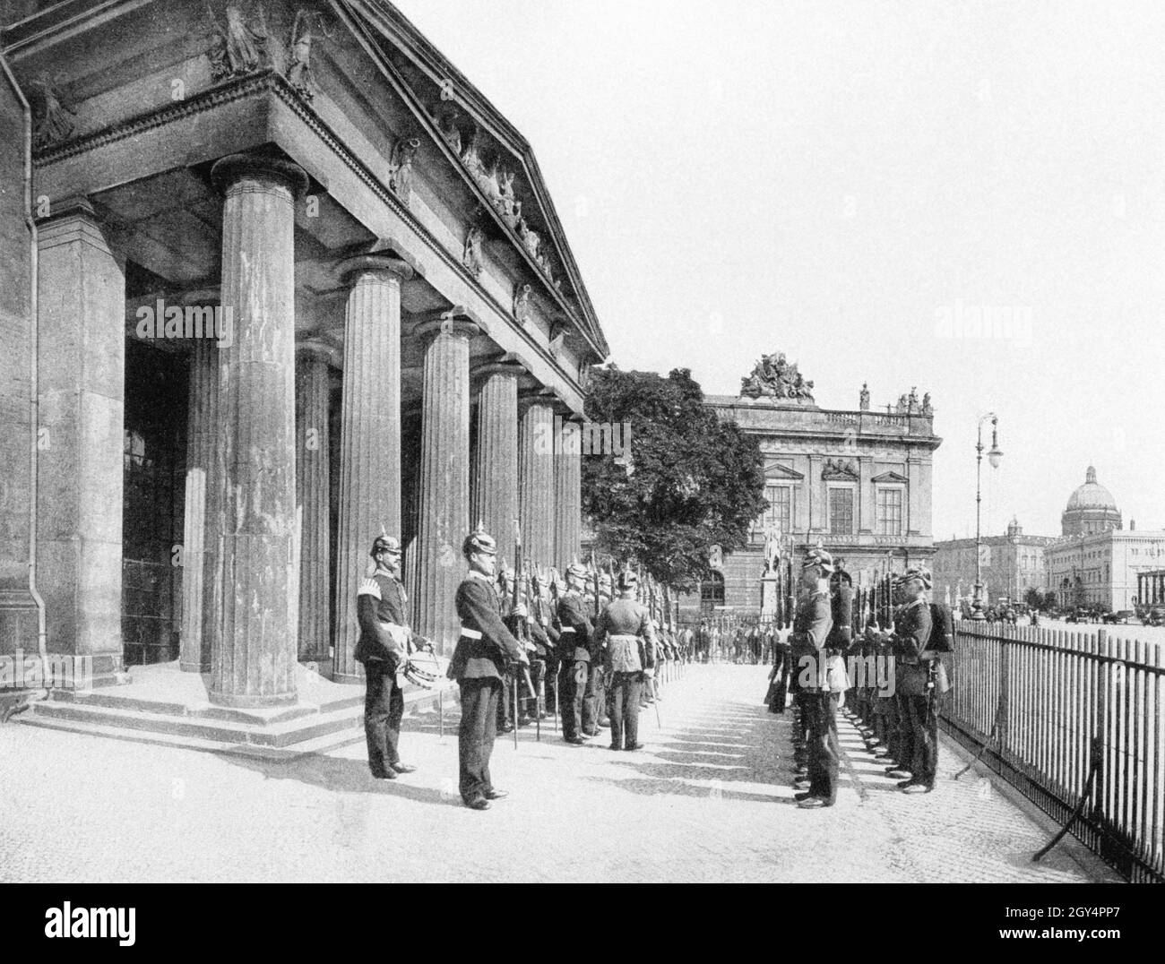Two guards face each other in front of the entrance to the Neue Wache ...