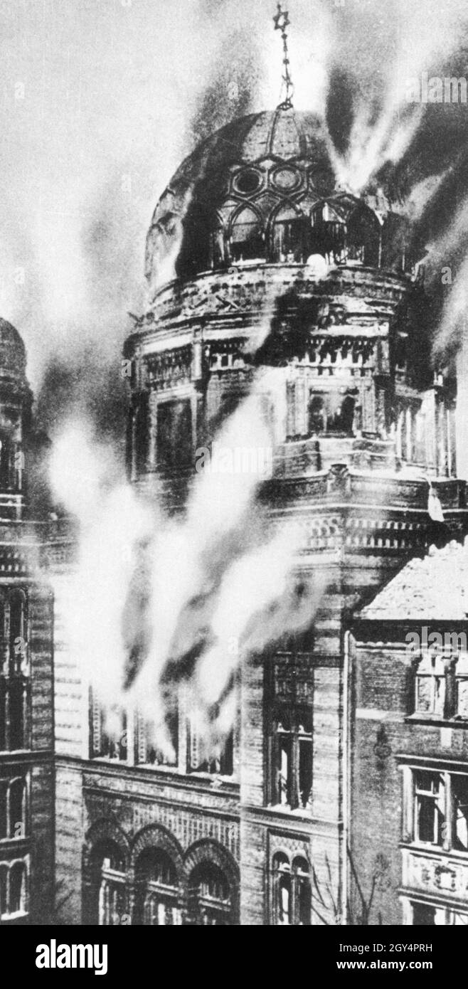 The picture shows the burning New Synagogue on Oranienburger Straße in ...