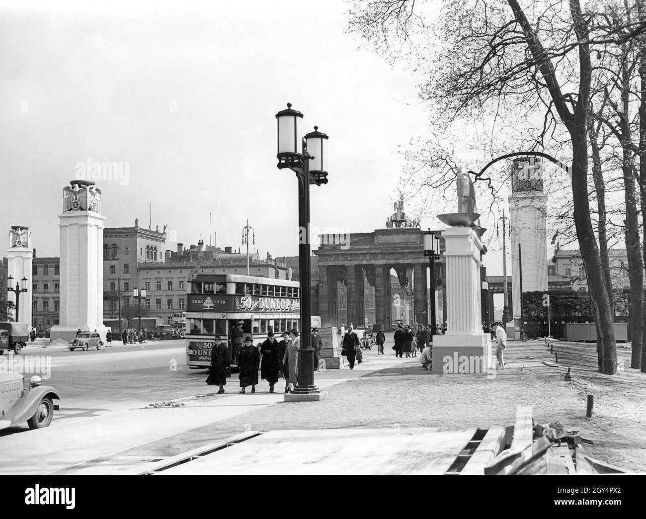 "On the east-west axis (today: Straße des 17. Juni) at the Brandenburg ...