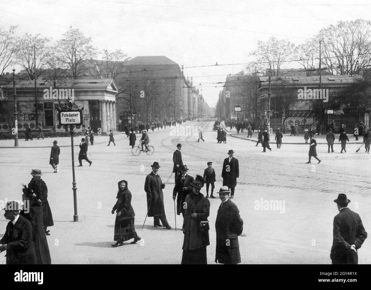 People walking across Potsdamer Platz in Berlin-Mitte in 1919, looking ...
