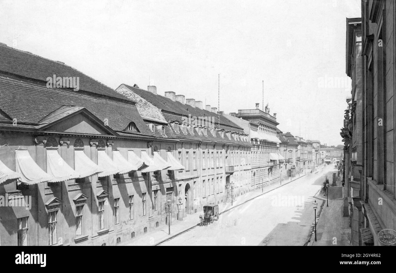 The photograph shows Wilhelmstraße in Berlin-Mitte in 1881. On the left ...