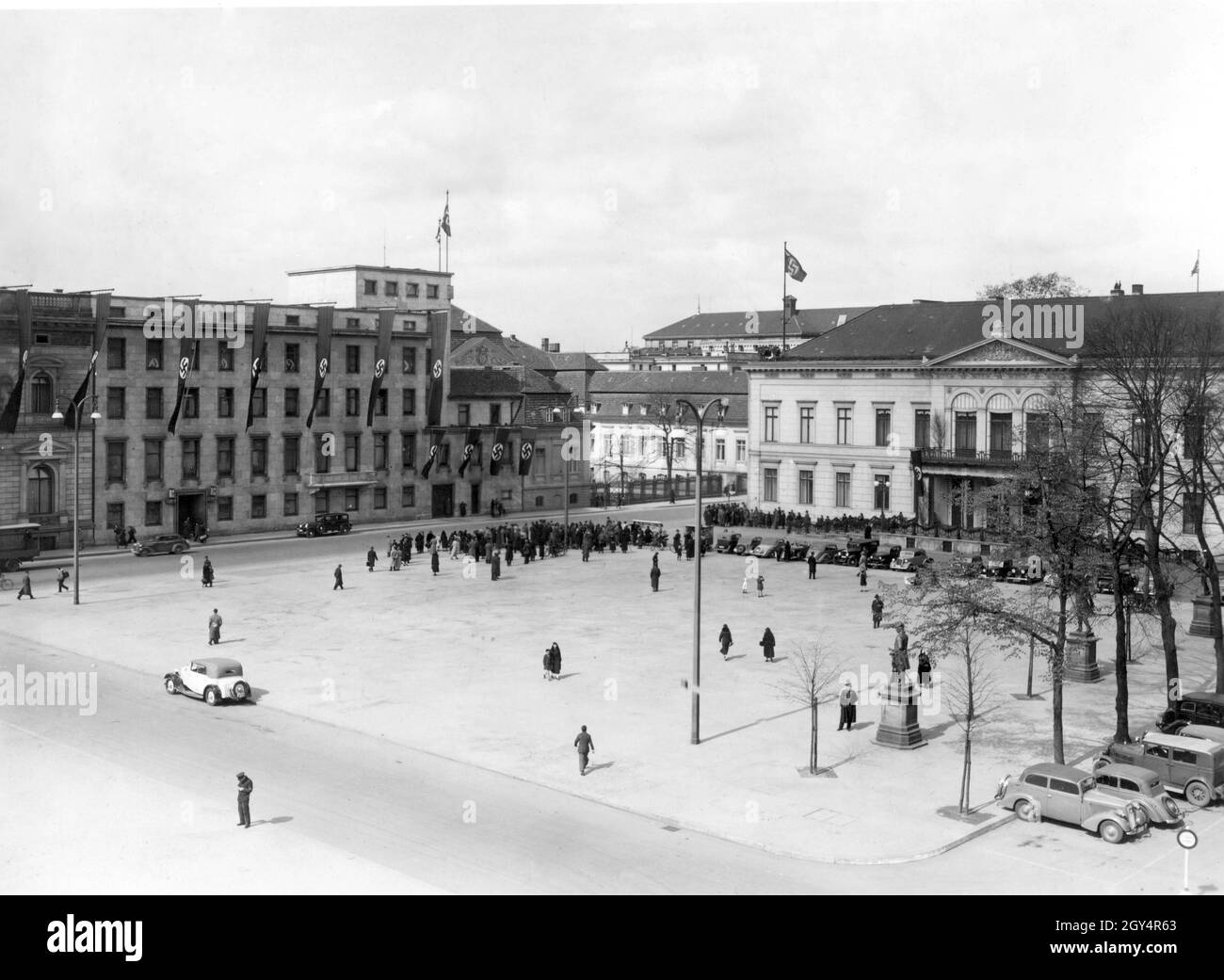 A small crowd has gathered on Wilhelmplatz in Berlin-Mitte in 1938. On ...