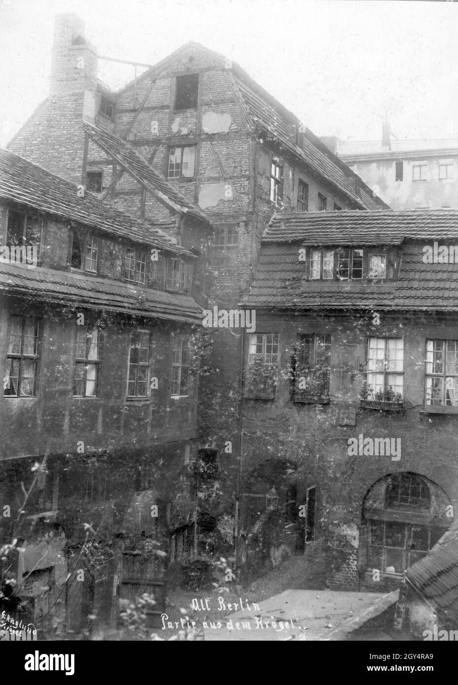 The photograph by C. Haglund shows the Großer Krögelhof in the alley Am ...