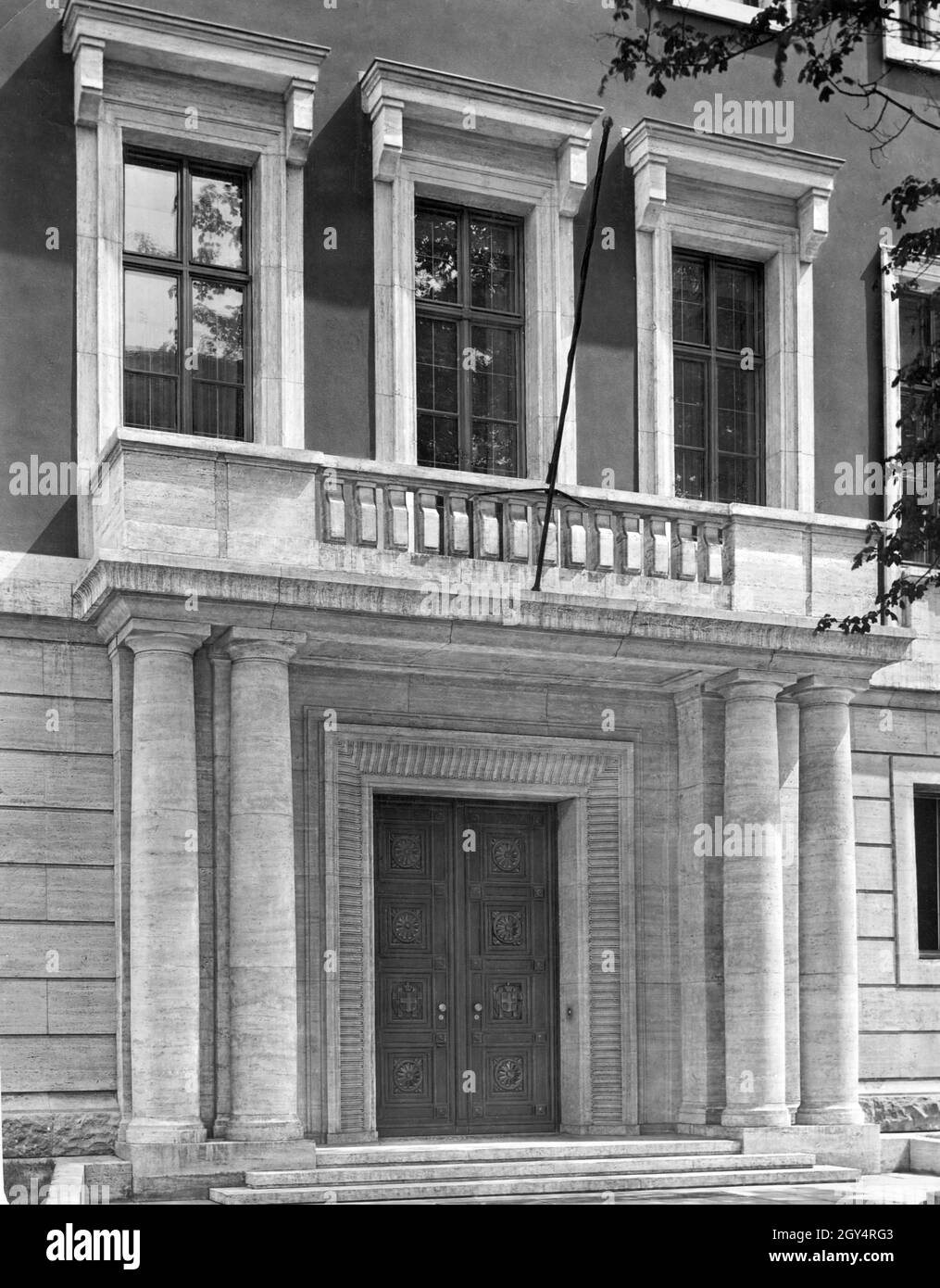 Side portico hi-res stock photography and images - Alamy