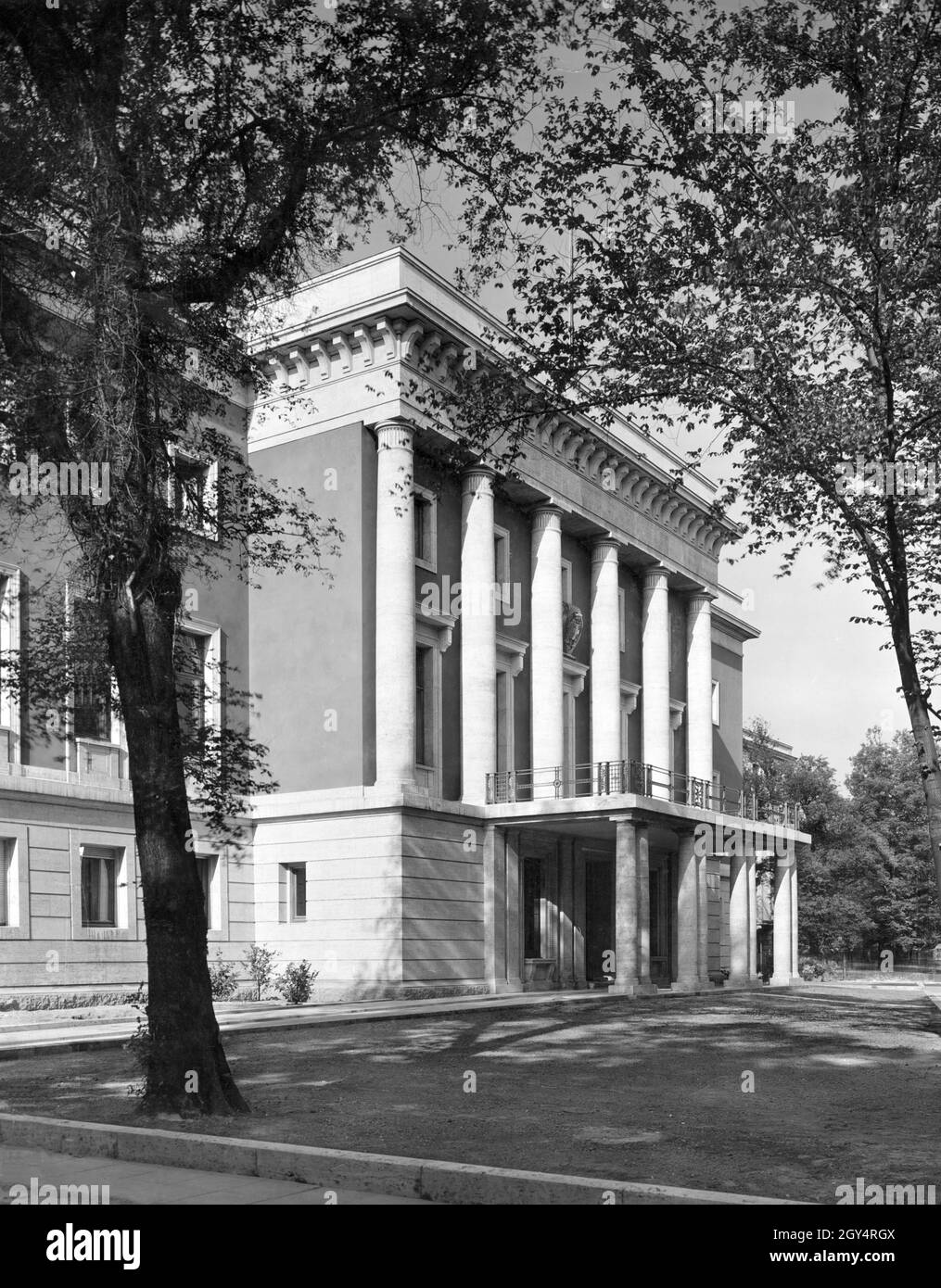 The main entrance to the Italian Embassy in Berlin-Mitte is on ...