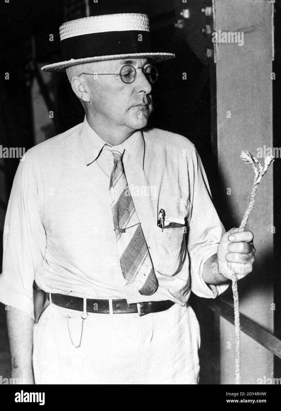 Sheriff W. J. Vaughn of Covington, Kentucky, shows the rope used to ...