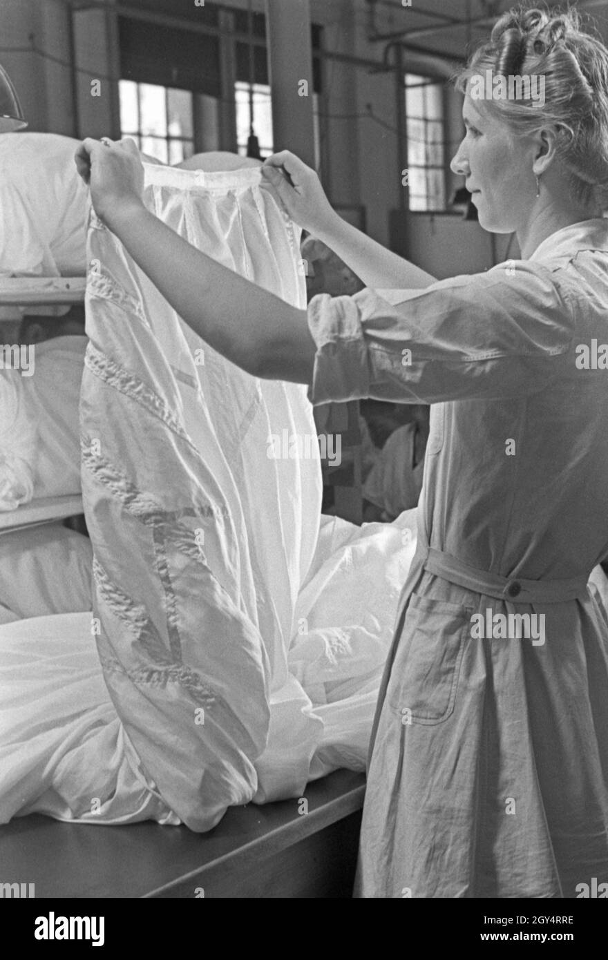 Eine Arbeiterin in einer Fallschirm Näherei, Deutschland 1940er Jahre ...