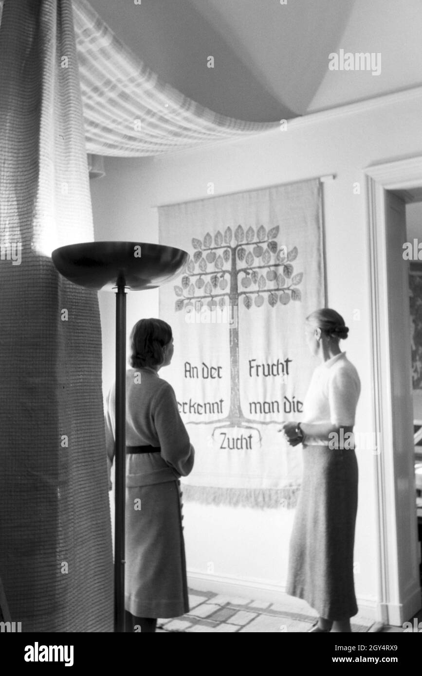 Wandteppich mit dem Sinnspruch "An der Frucht erkennt man die Zucht ...