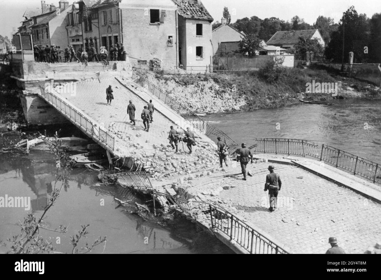 French campaign in the Second World War: German troops crossing the ...