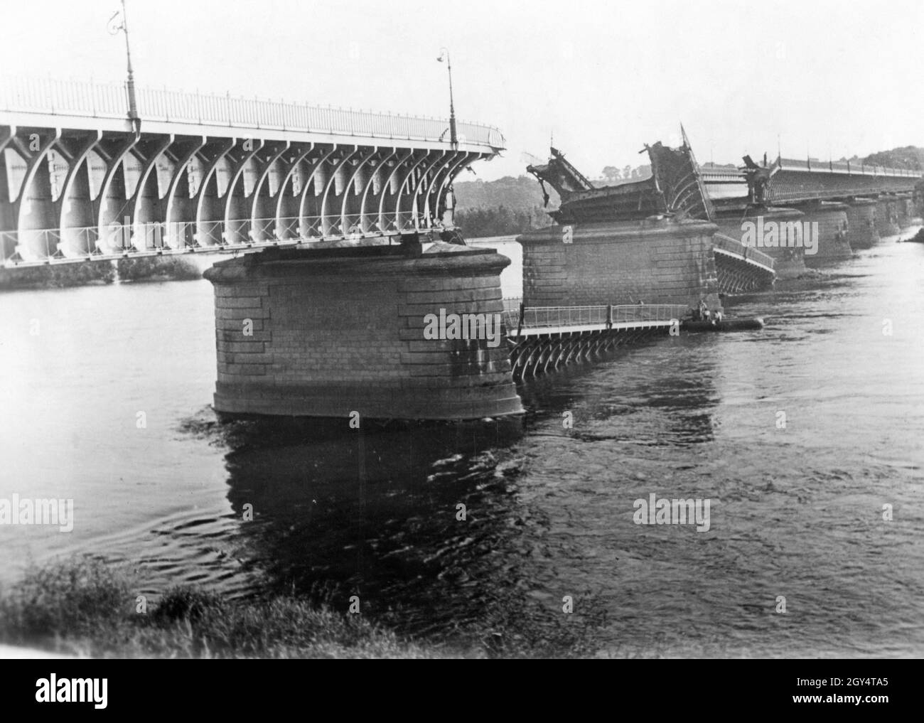 French campaign in the Second World War: Bridge canal across the Loire ...