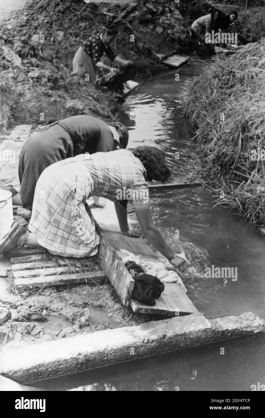 Women washing clothes in a stream hi-res stock photography and images ...