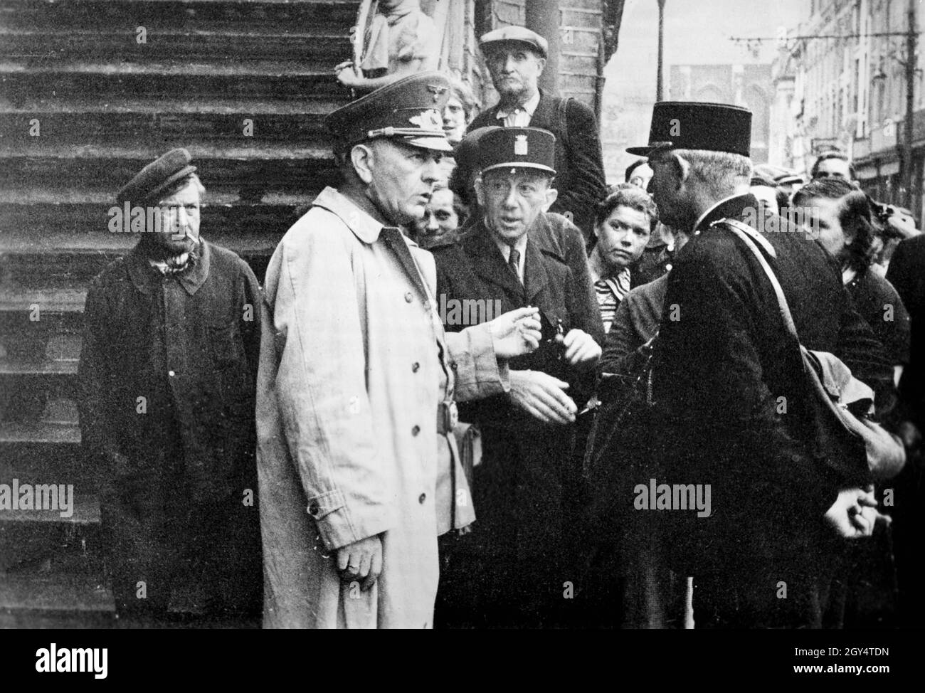 Officer distribution Black and White Stock Photos & Images - Alamy