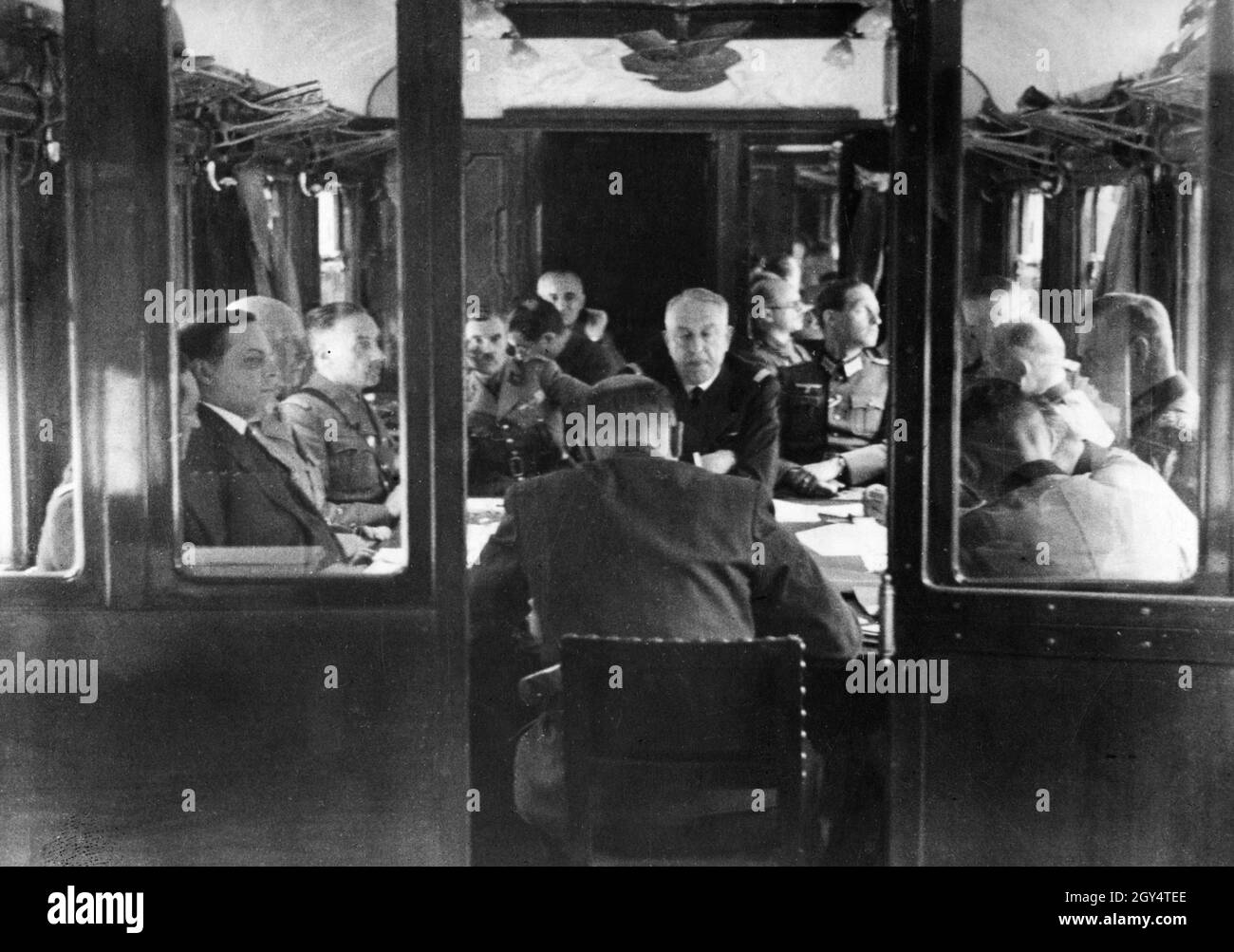 Signing of the armistice in Compiègne: view into the historic saloon ...