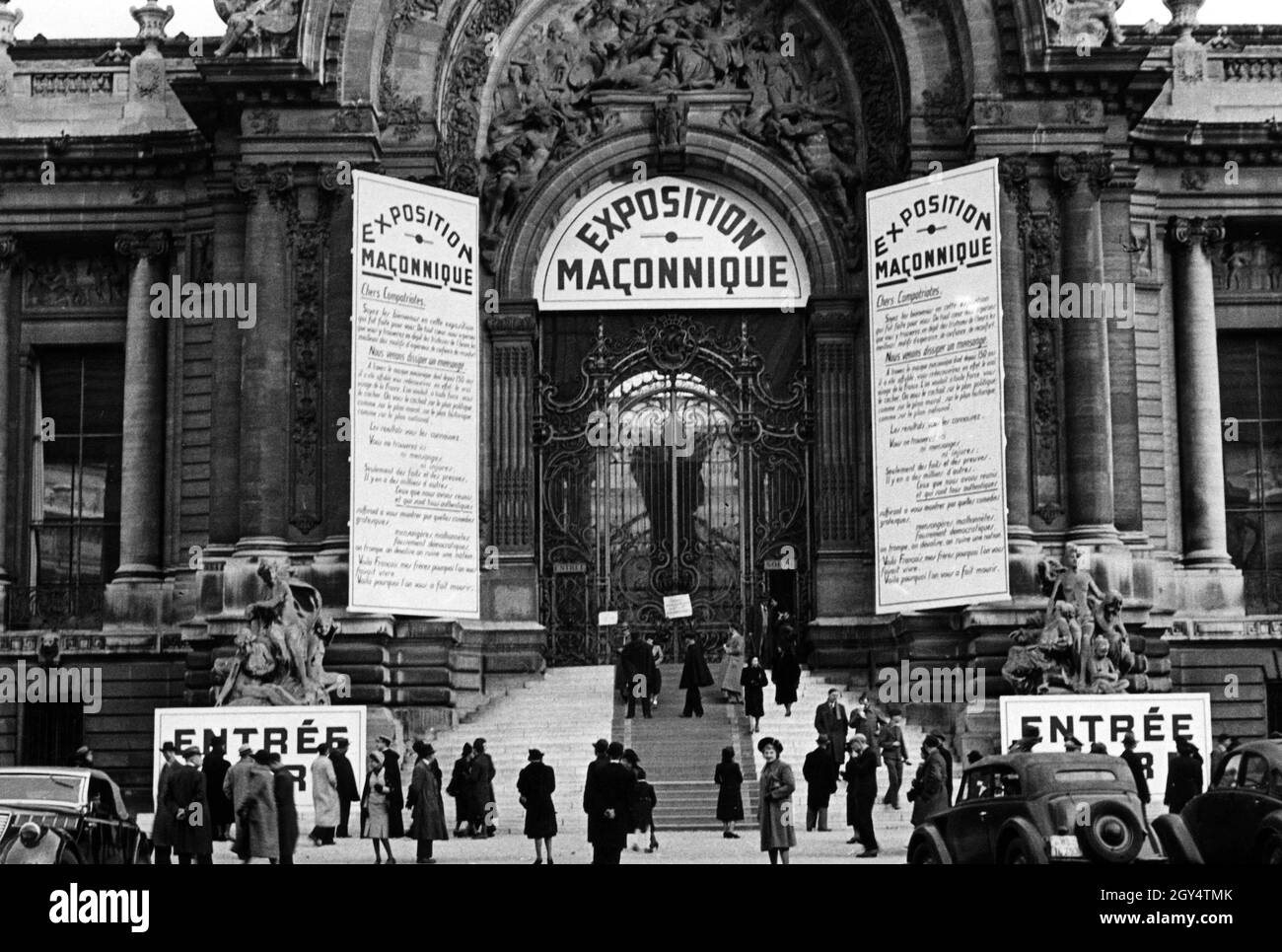 "Visitors in front of the entrance to the ""Exposition Maçonnique ...