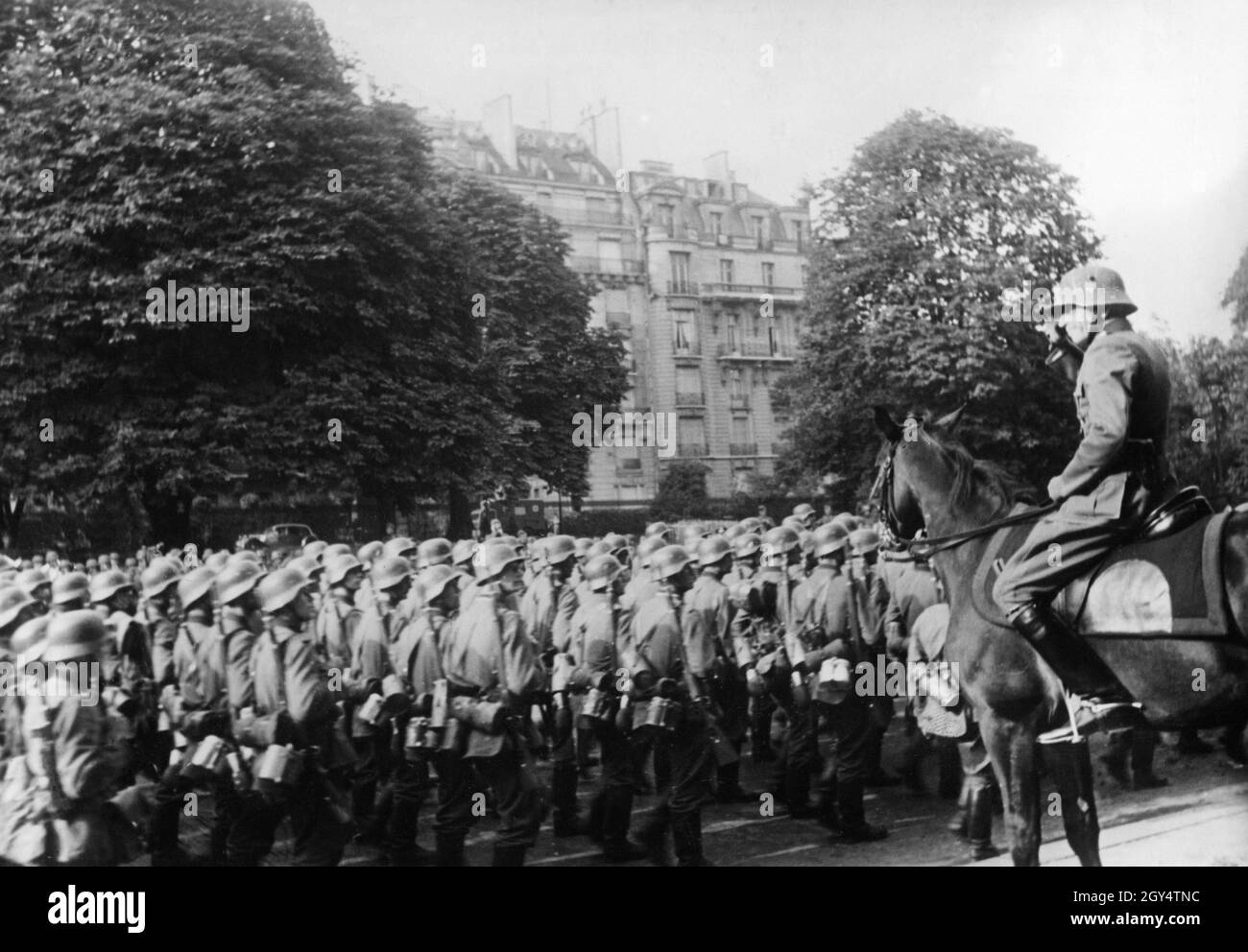 German victory parade paris hi-res stock photography and images - Alamy