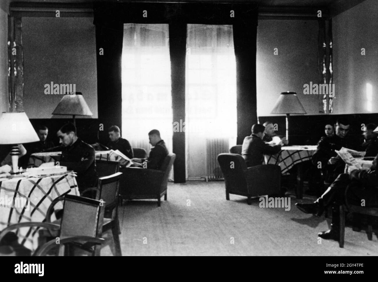 Soldiers at reading room hi-res stock photography and images - Alamy