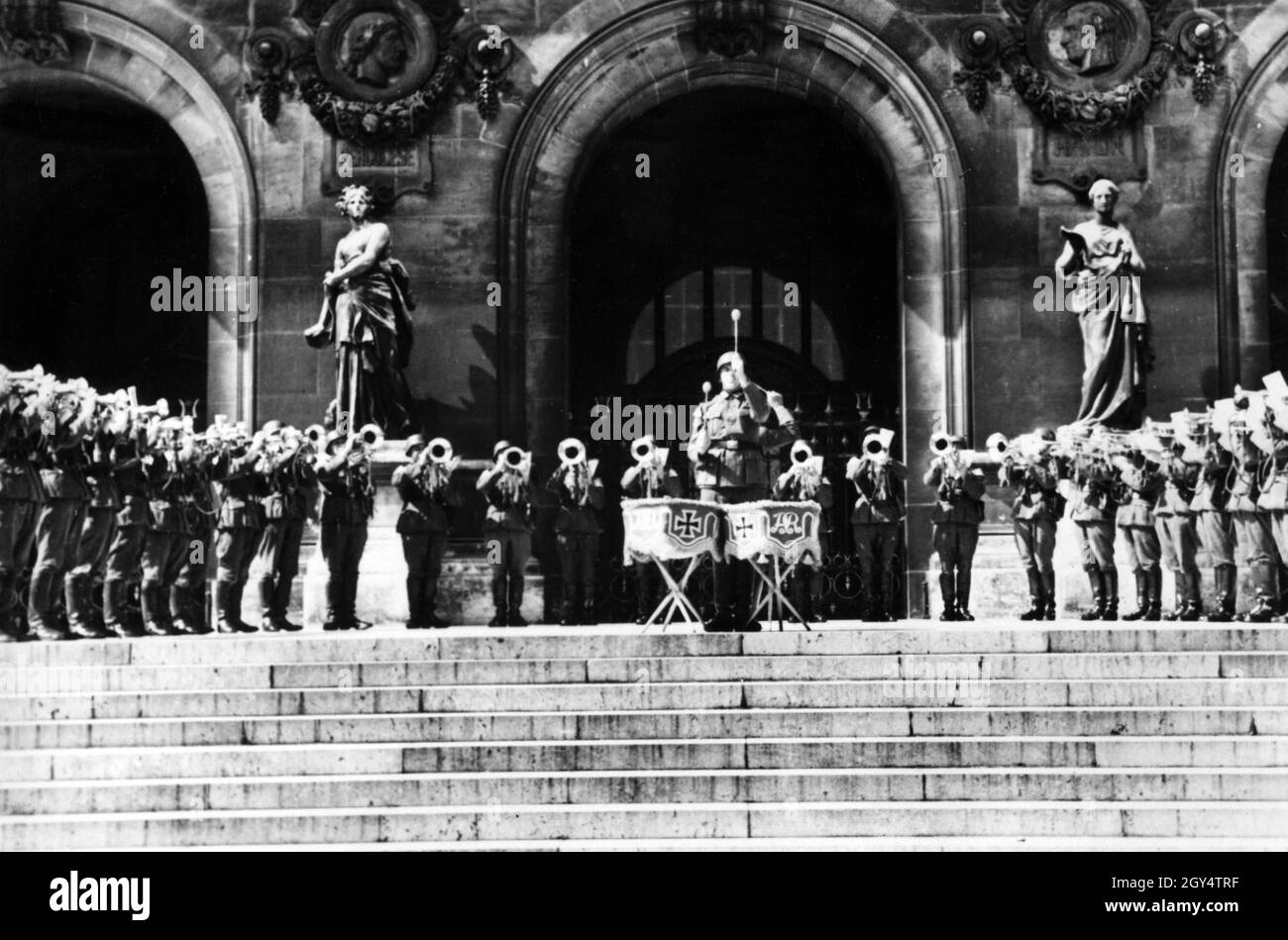 World War II: German military concert on the Place de l'Opéra in ...