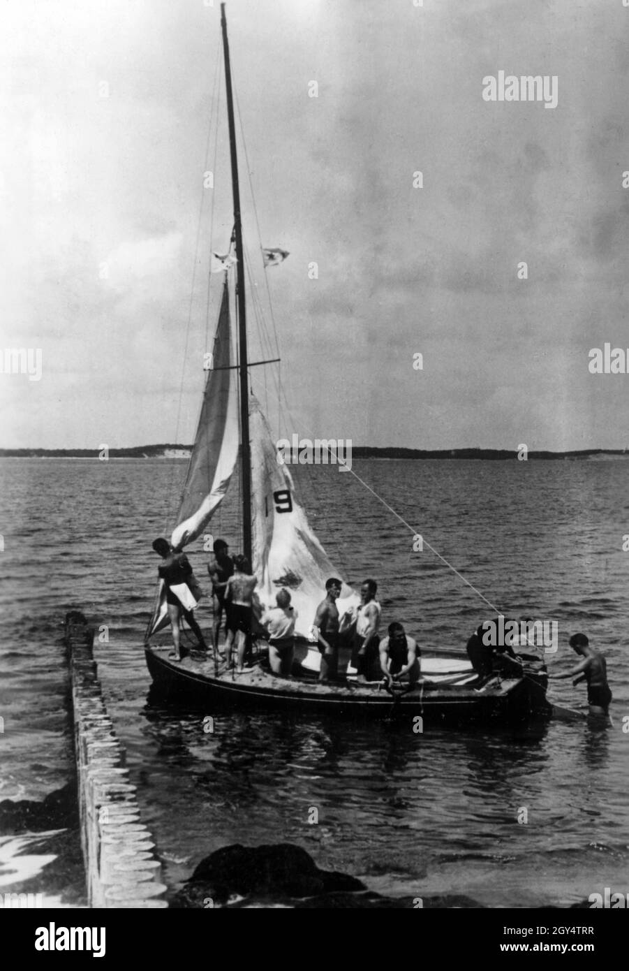 Sailors of the German merchant navy on a sailing trip on the Atlantic ...