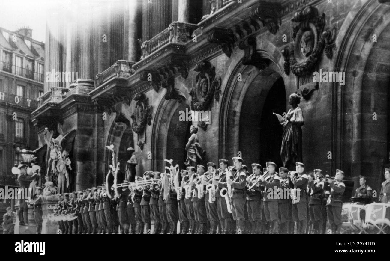 World War II: Concert by the German Air Force music corps on the Place ...