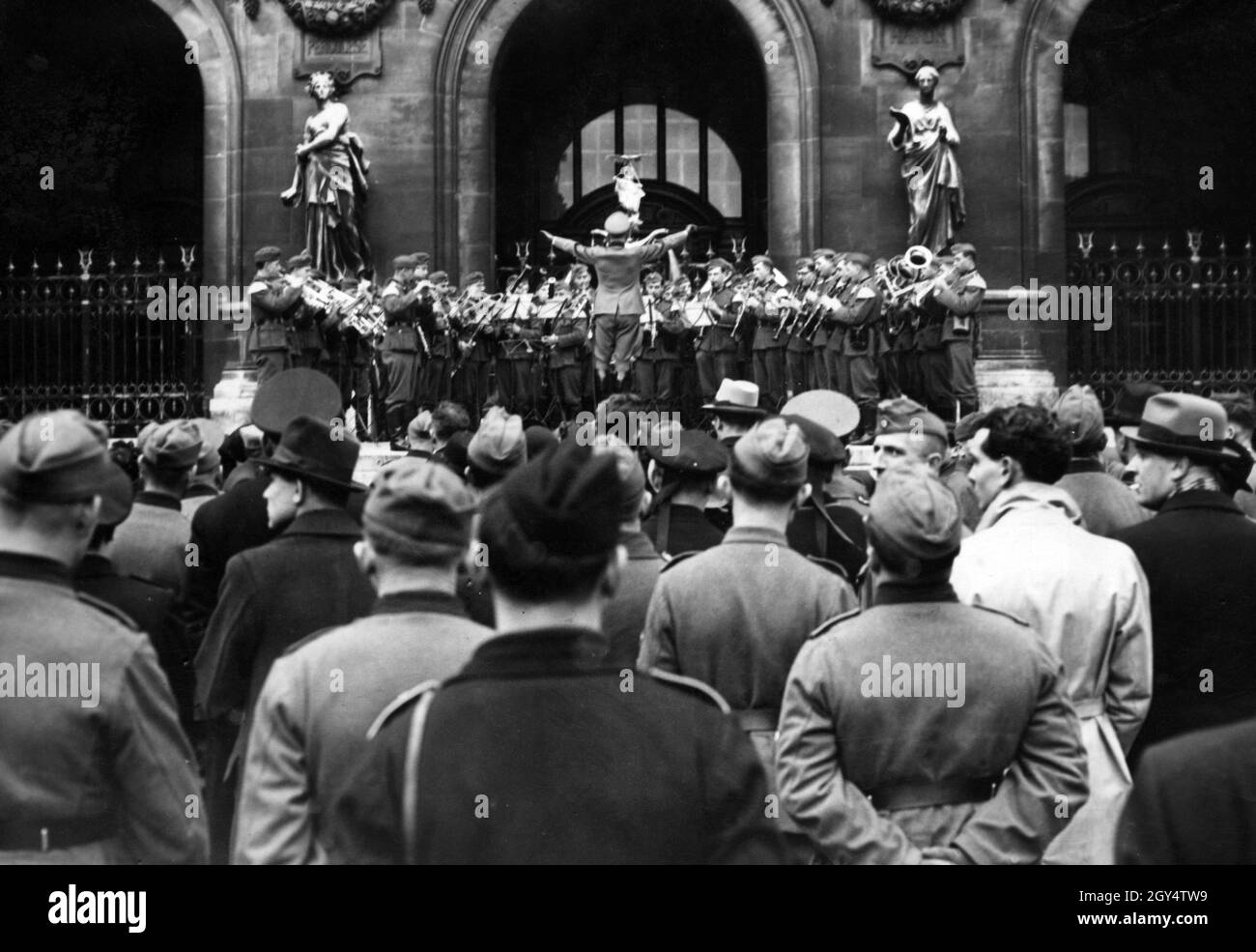 World War II: German military concert on the Place de l'Opéra in ...
