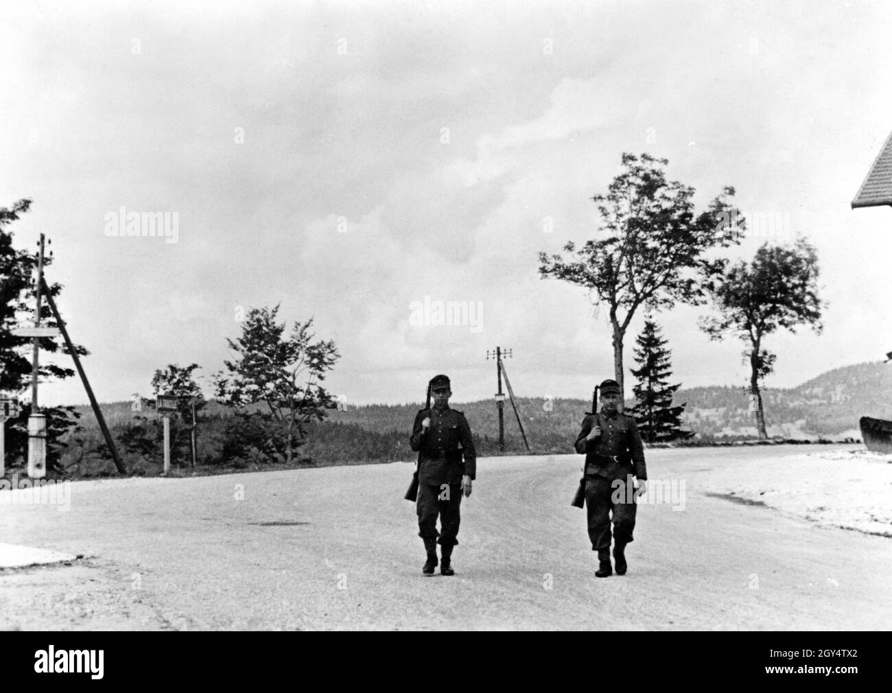 Border guards at the demarcation line between northern and southern ...