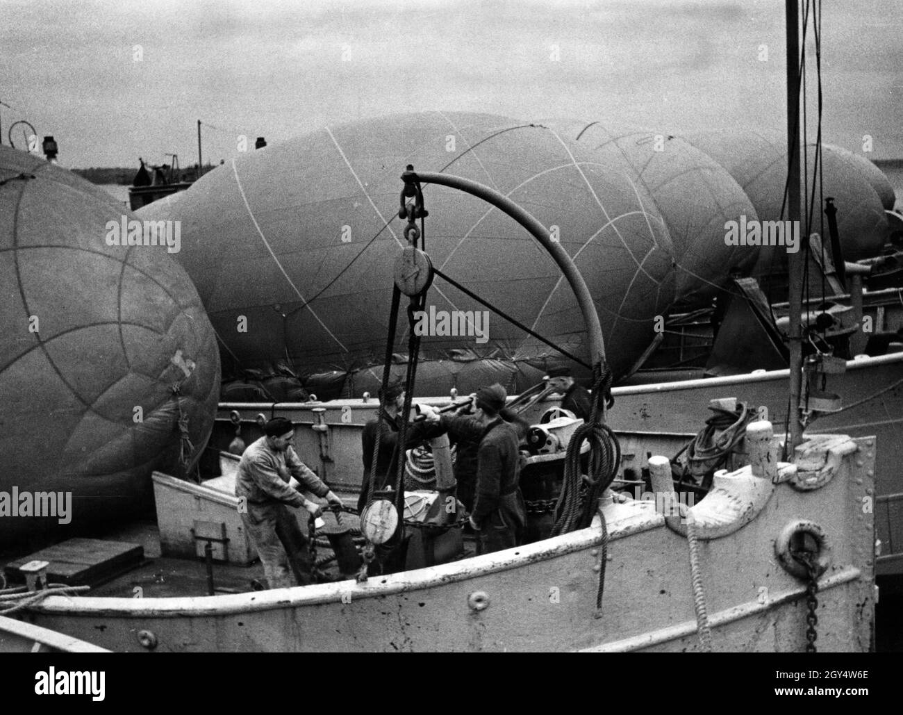 Barrage balloons england war hi-res stock photography and images - Alamy