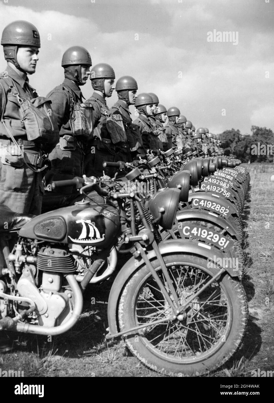 Landing of british units hi-res stock photography and images - Alamy