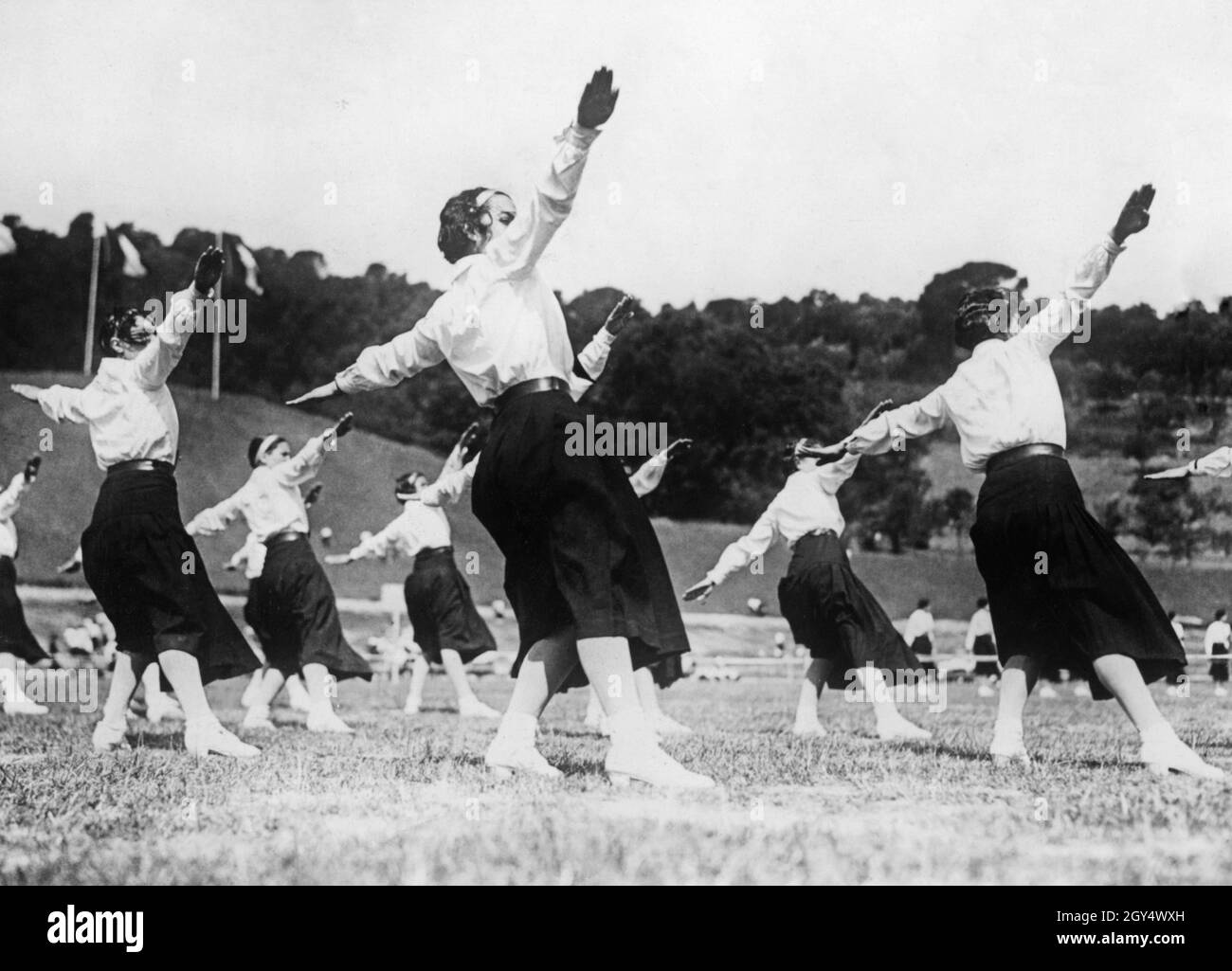 Girls from the Opera Nazionale Balilla gathered for free gymnastics ...