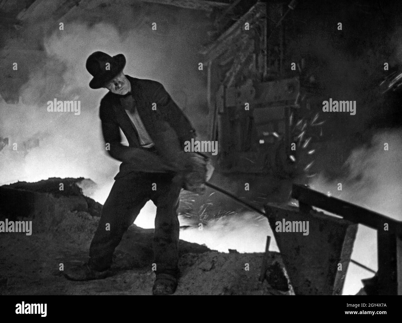 Steelworker 1930s hi-res stock photography and images - Alamy
