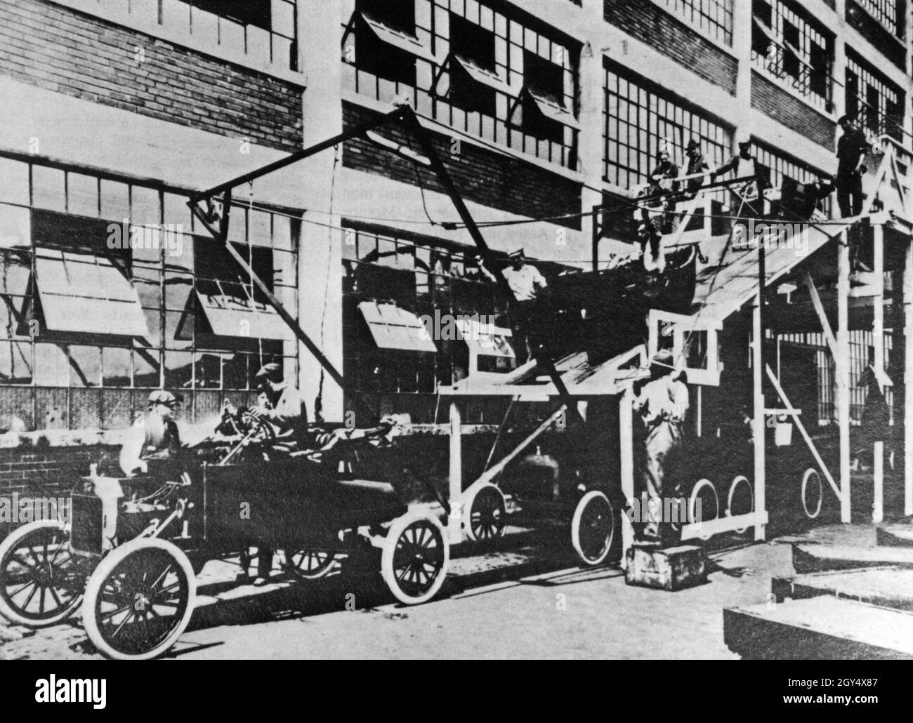 Assembly line production at a Ford plant in 1913. [automated ...