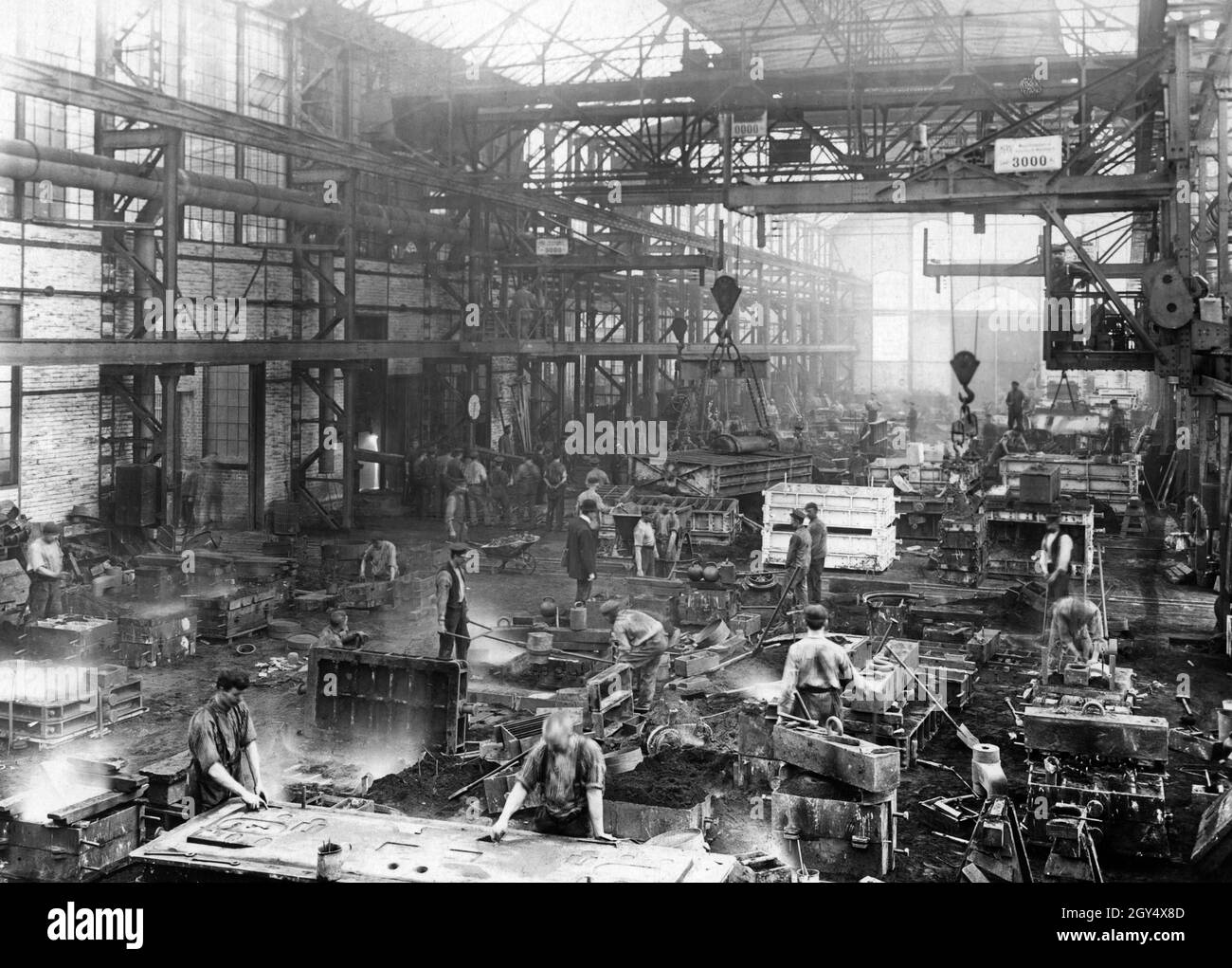 Factory workers 1930 Black and White Stock Photos & Images - Alamy