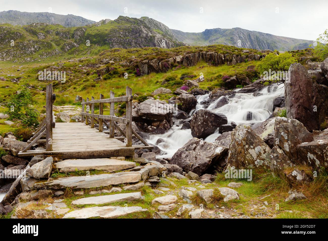 Bridge across waterfall at Llyn Ogwen on the path to Llyn Idwal Stock ...