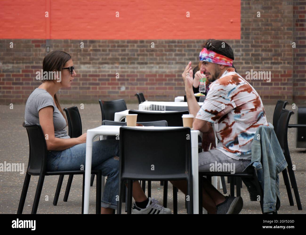 Couple drinking coffee outside talking hi-res stock photography and ...