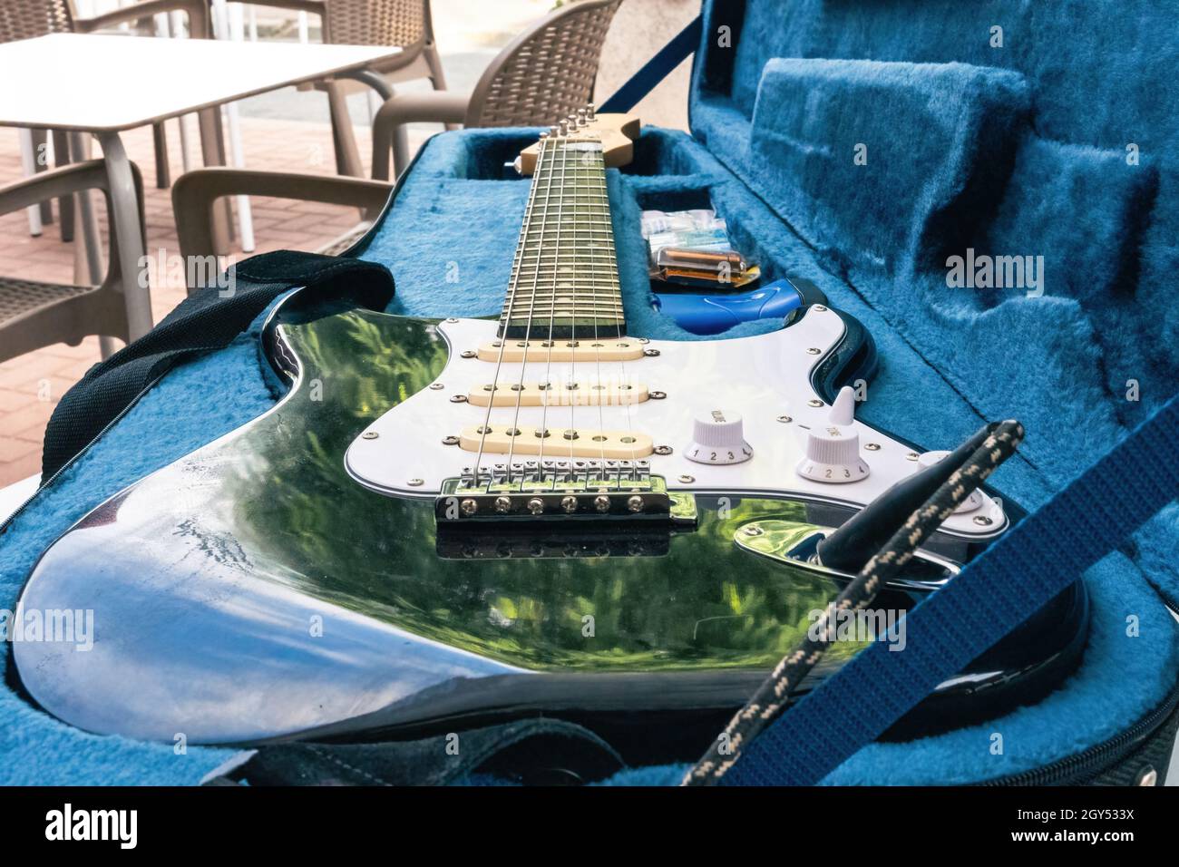 Electric guitar in cardboard box hi-res stock photography and images ...