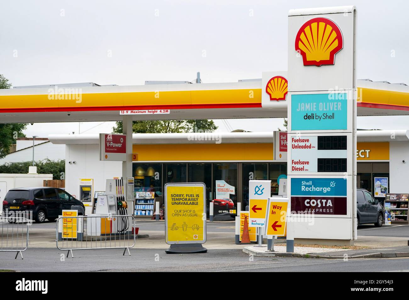 A 'no fuel' sign on the forecourt of a Shell petrol station in Reading ...