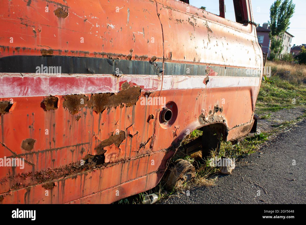 Abandoned rusty automobile hi-res stock photography and images - Alamy