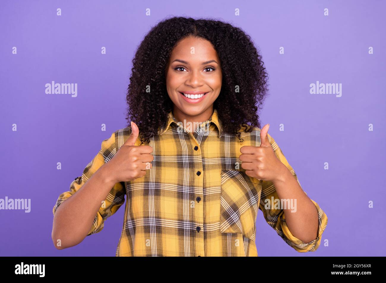 Photo of cheerful happy dark skin positive woman show thumbs up smile ...