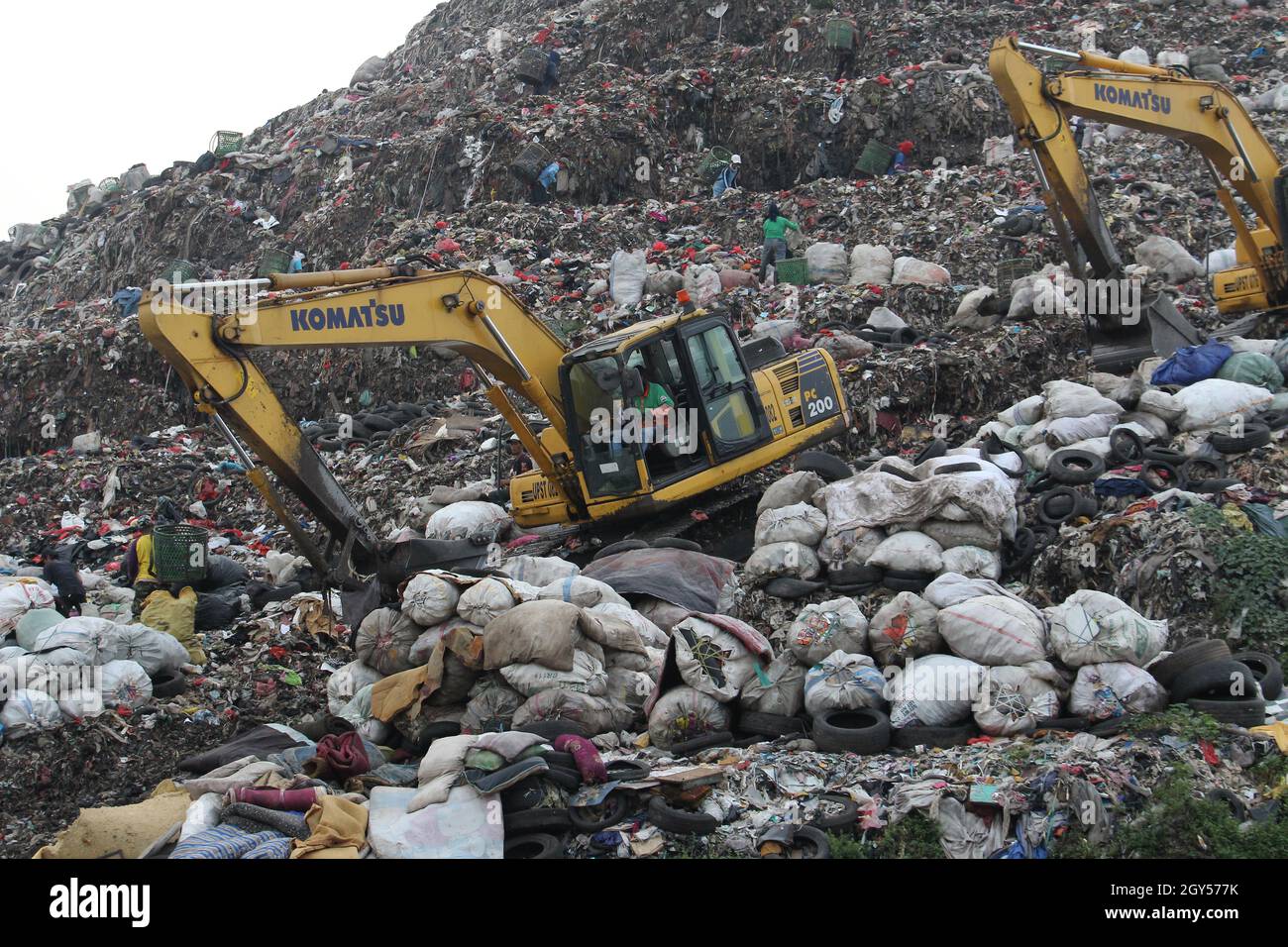 Scrap scavengers hi-res stock photography and images - Alamy