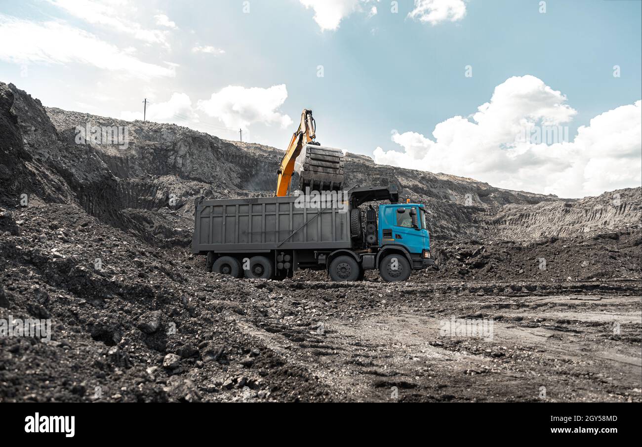 Giant tipper hi-res stock photography and images - Alamy