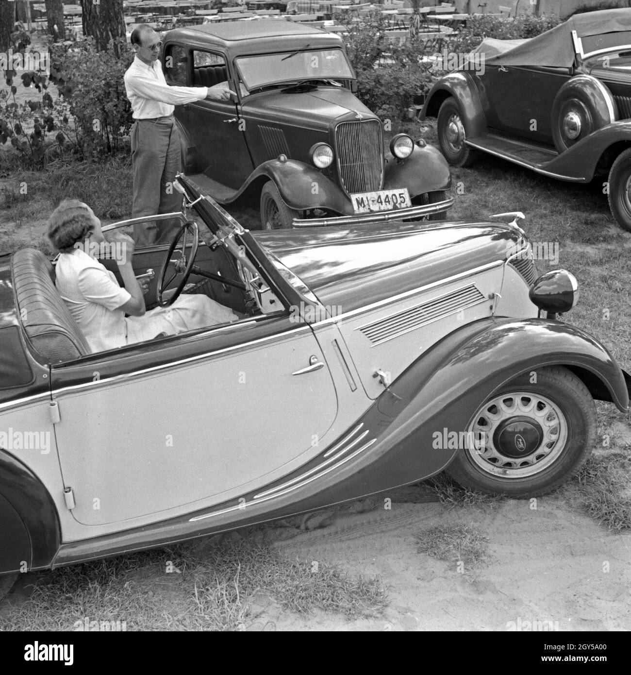 Werbefoto für den Personenkraftwagen Ford Eifel mit einem Paar bei dem ...