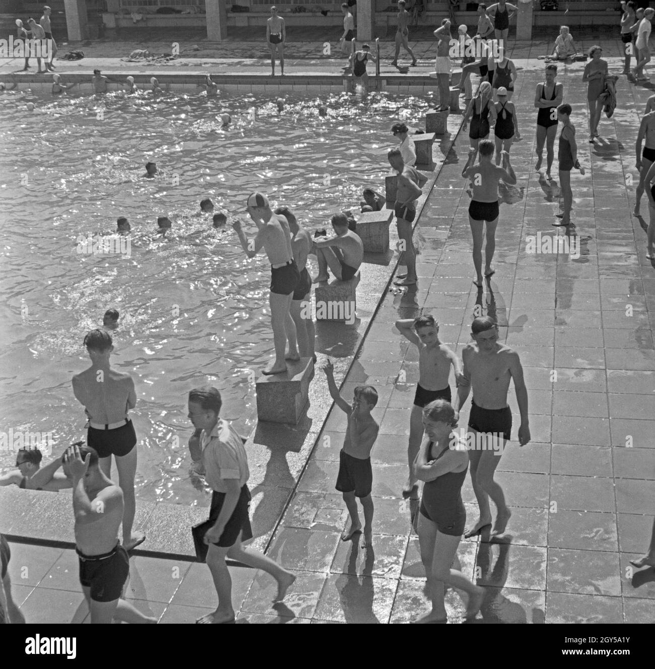 Kinder im pool hi-res stock photography and images - Alamy