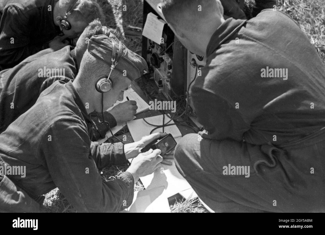Deutschland 1930er jahre radio operators with their radio unit Black ...