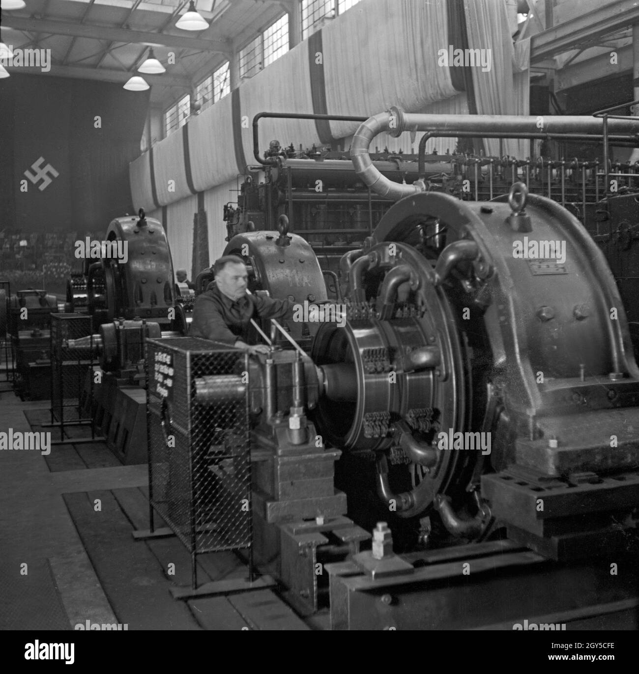 Arbeiter in der Produktionshalle im MAN Werk in Augsburg, Deutschland ...