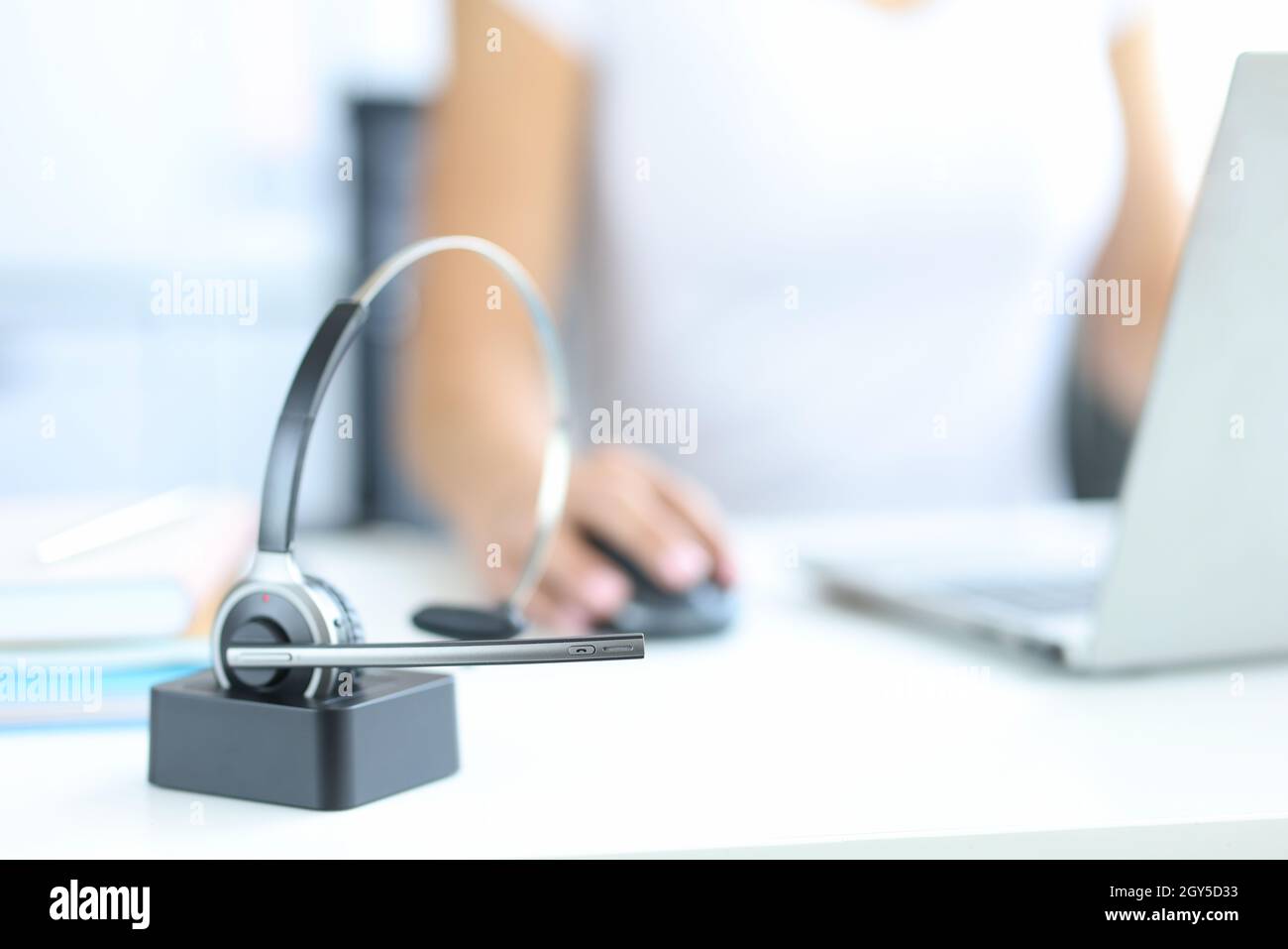 Wireless microphone headset hi-res stock photography and images - Alamy